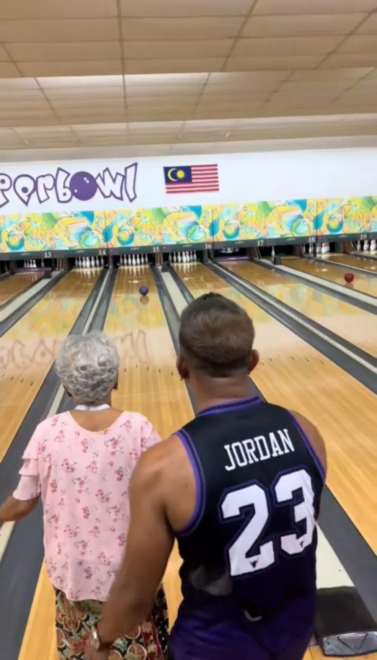 Granny's Bowling Skills Go Viral as Entire Alley Cheers Her On! - Nasi ...